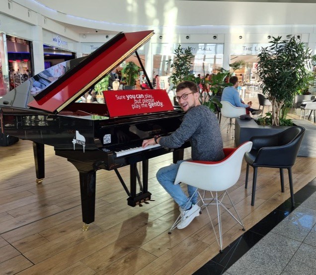 Waarom plaatst Piano’s Maene “Play Me I’m Yours” piano’s op luchthavens ...
